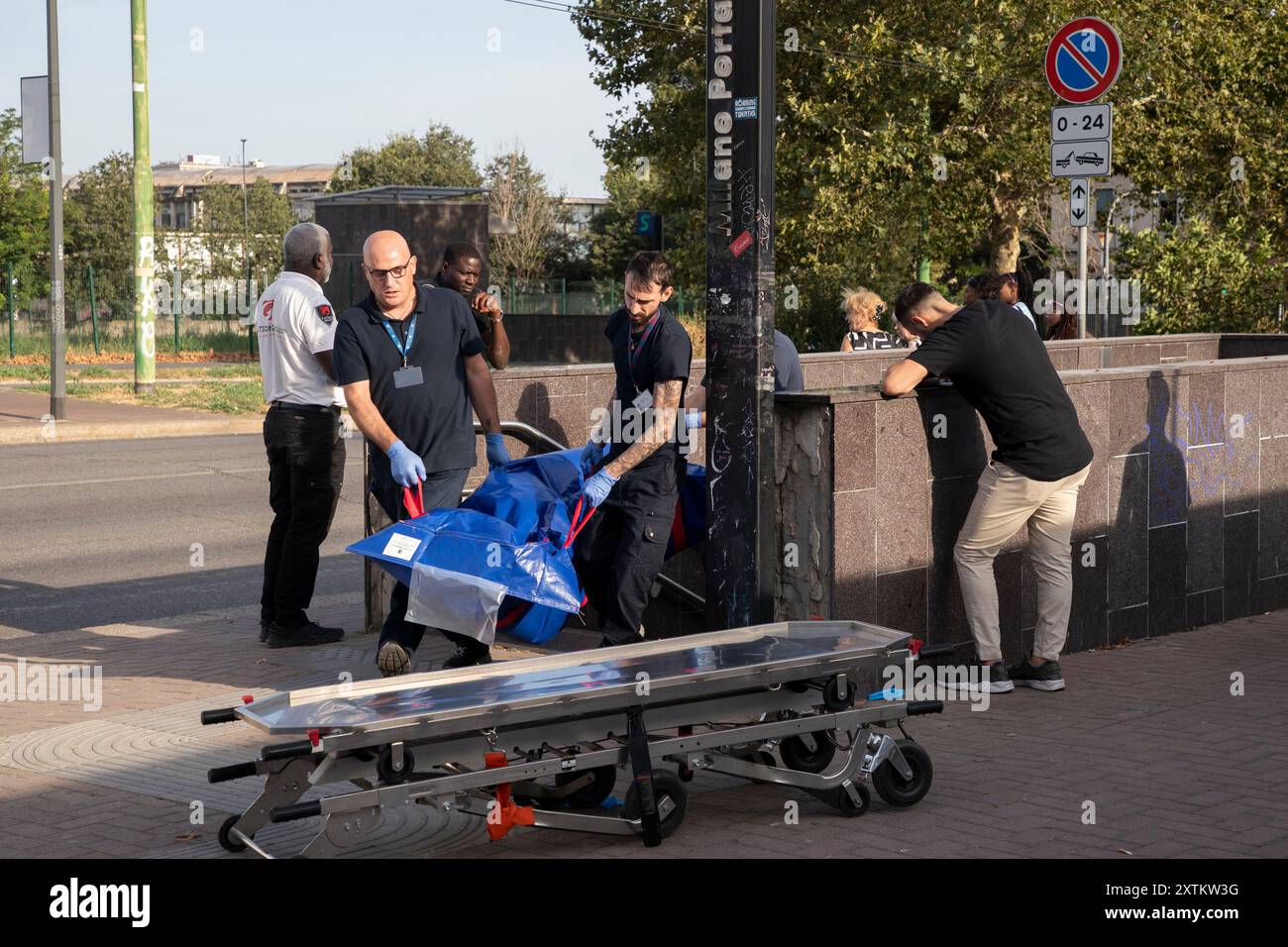 Milano, Italia. 15th Aug, 2024. Clochard deceduto sulle scale del ...
