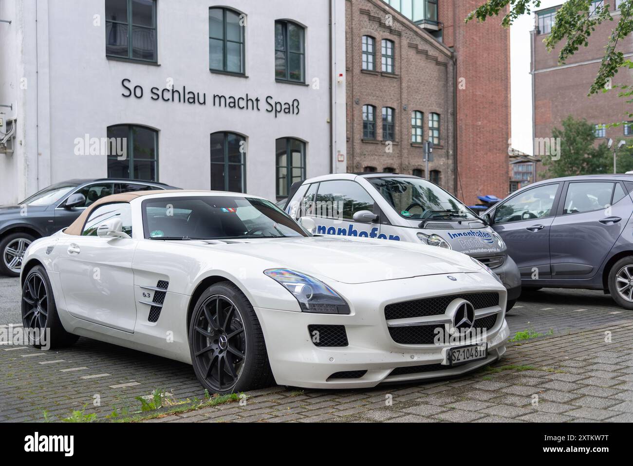 Mercedes benz sls amg roadster hi-res stock photography and images - Alamy