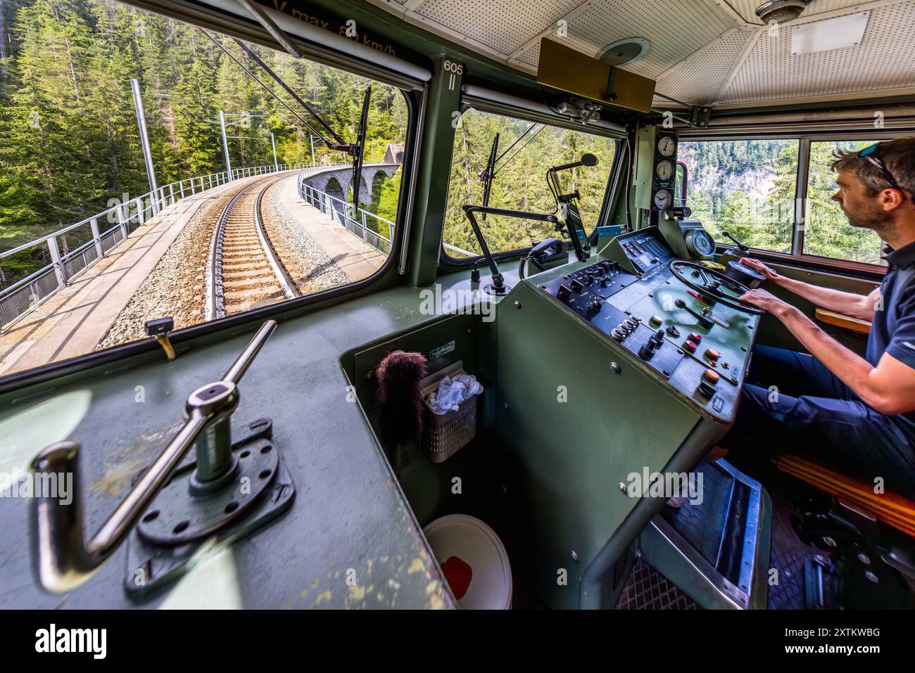 Ride in the 605 Silvretta locomotive from 1953 on the Albula railway ...
