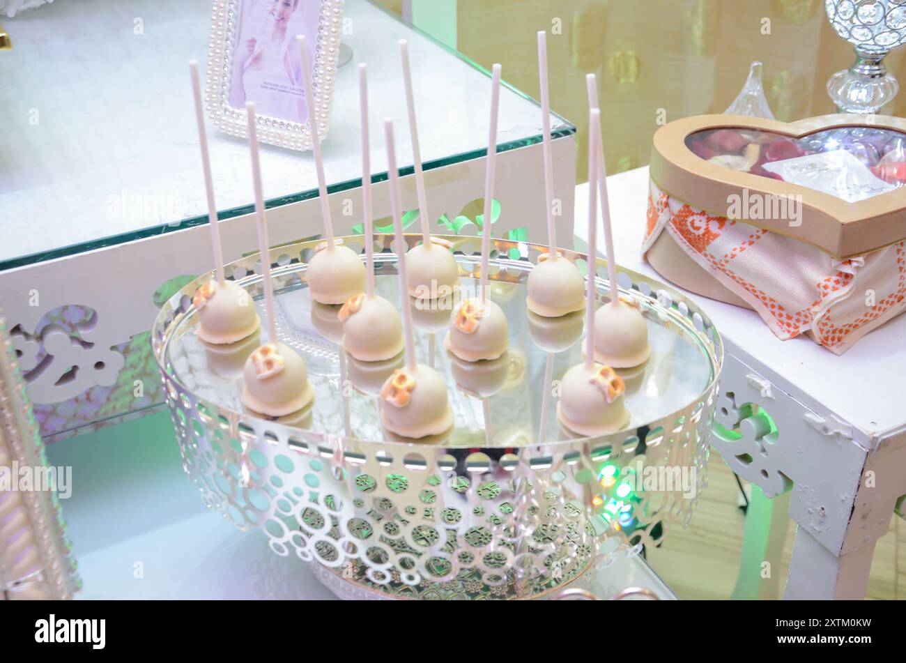 Cake pop against white hi-res stock photography and images - Alamy
