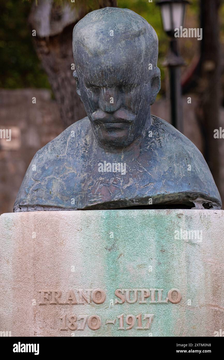 A bronze cast of Frano Supilo in Cavtat, Croatia Stock Photo - Alamy