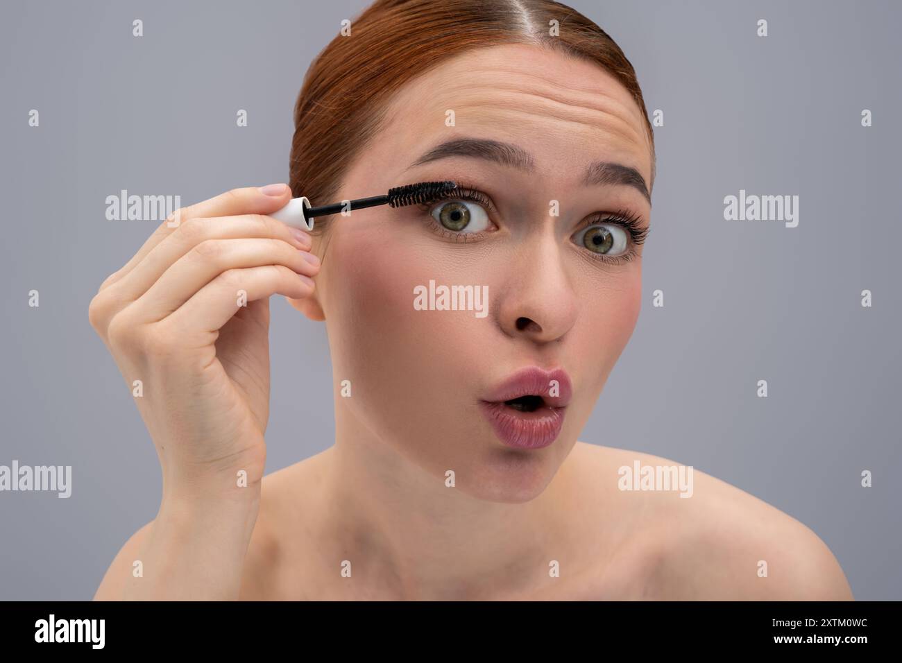 Luxury beauty model applying cosmetic mascara Stock Photo - Alamy