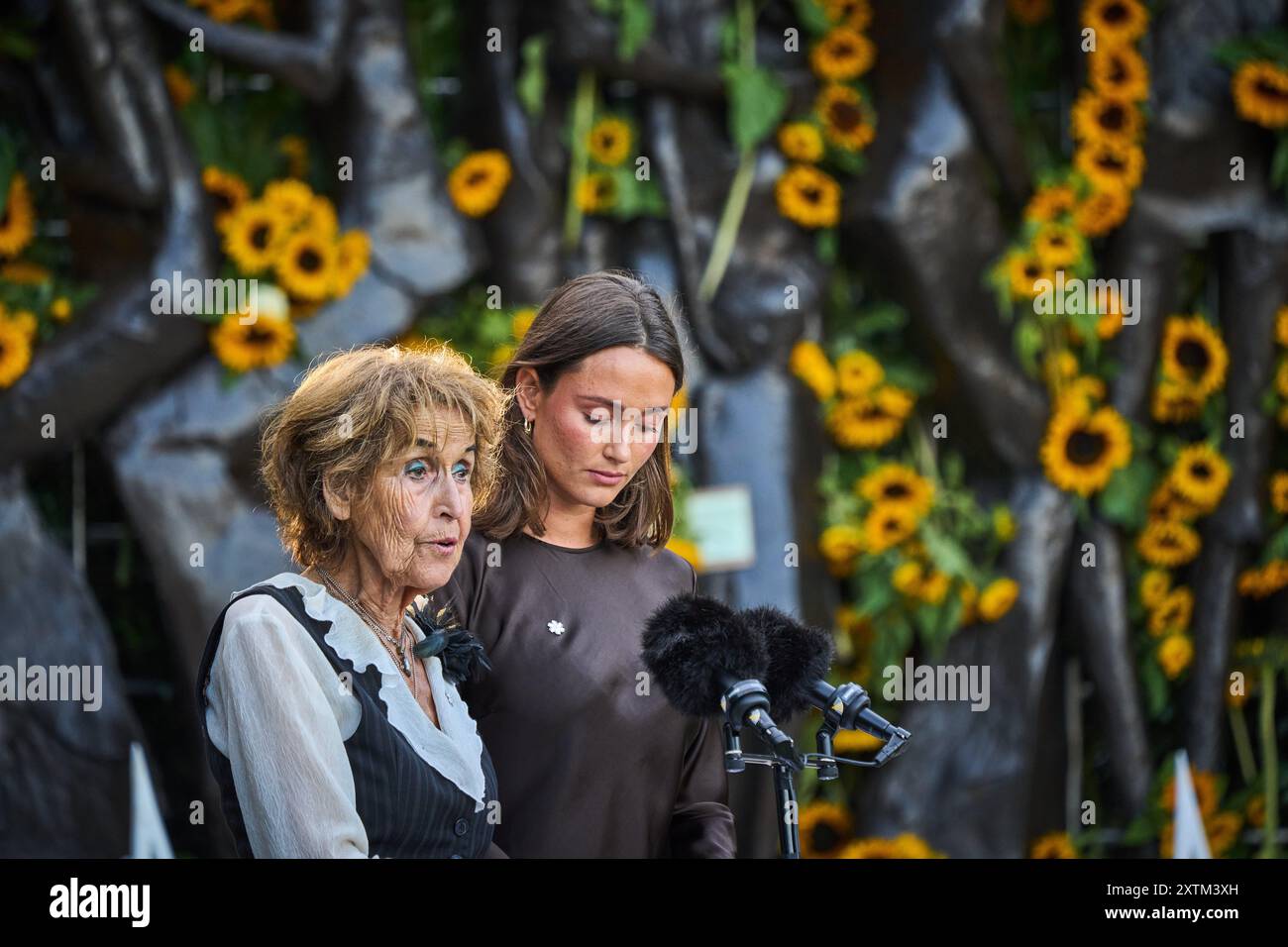 THE HAGUE - Yvonne Keuls with her granddaughter during the ...