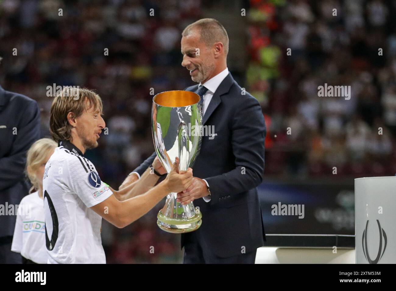 Luka modric real madrid 2024 trophy hi-res stock photography and images ...