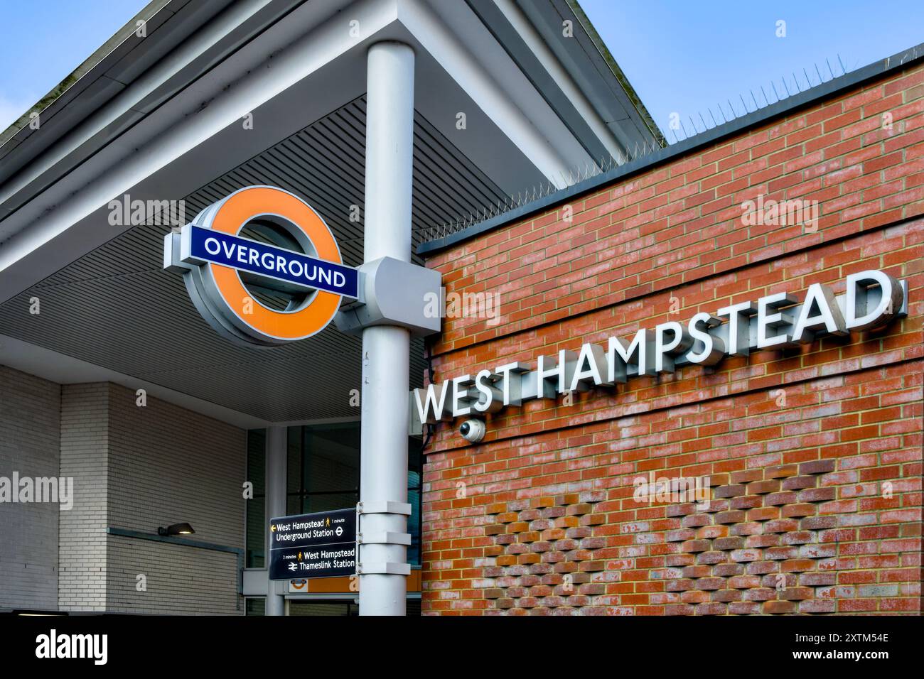 Overground station sign london hi-res stock photography and images - Alamy