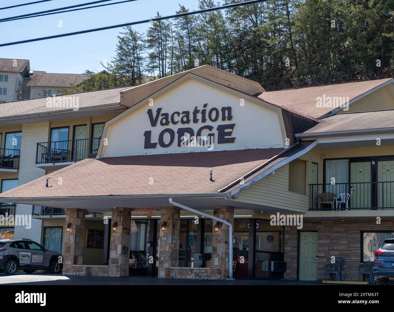 PIGEON FORGE, TN - 12 MAR 2024: Front entrance and office of the ...