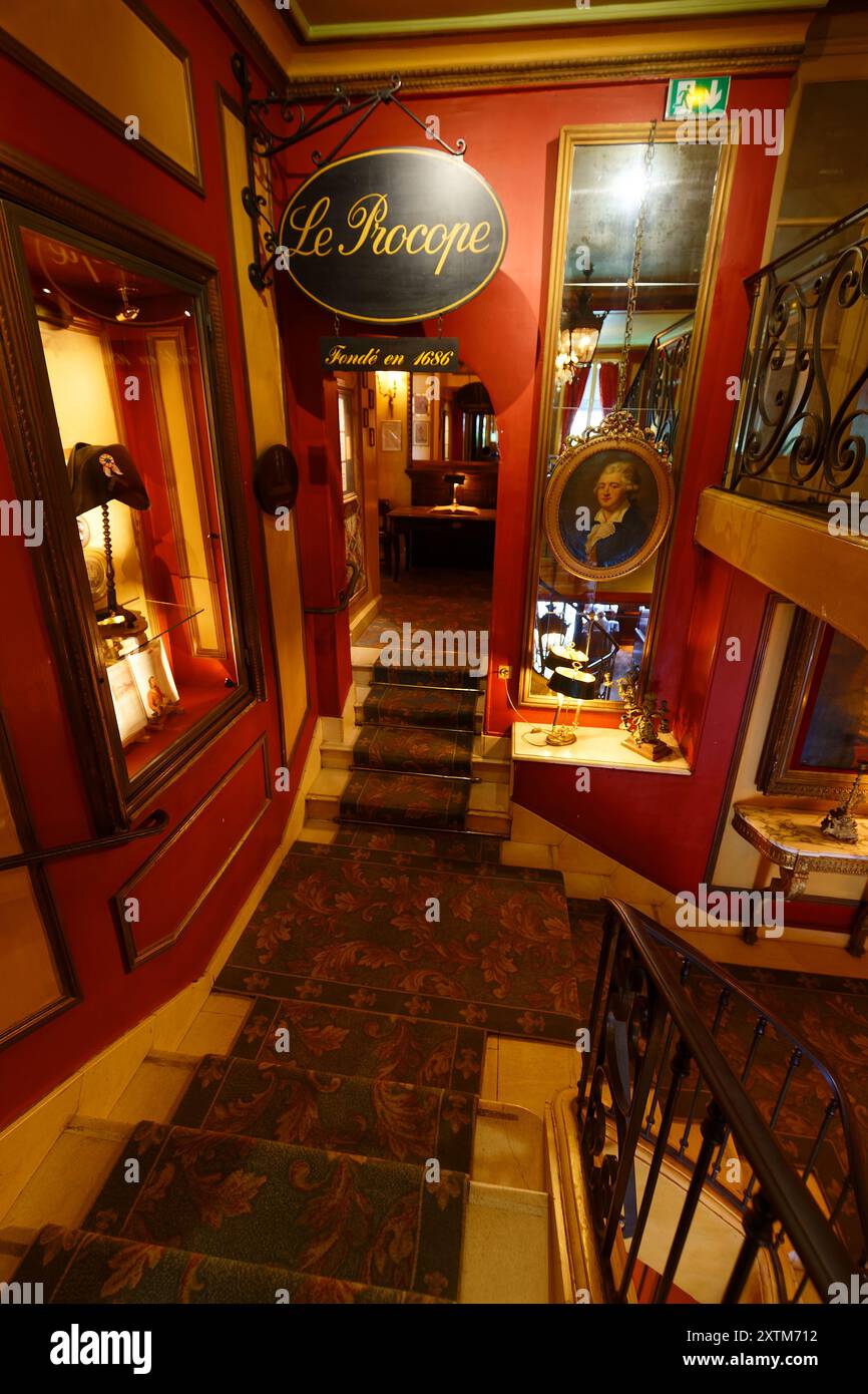 Le voltaire restaurant paris hi-res stock photography and images - Alamy