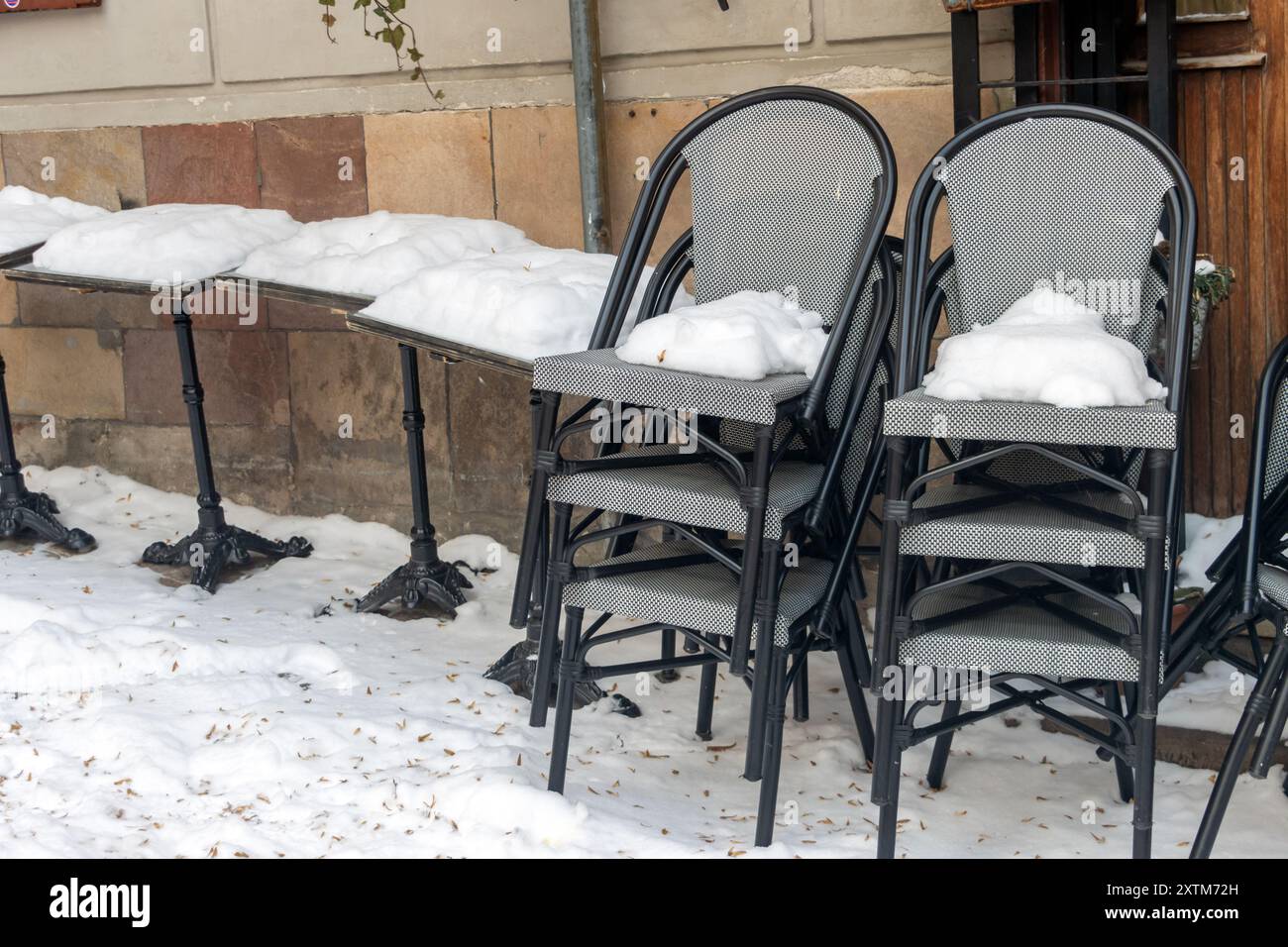 Snow on tables hi-res stock photography and images - Alamy