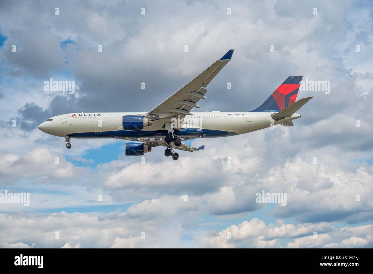 London, UK. July 14th 2024: Delta Airlines Airbus A330 on approach to ...