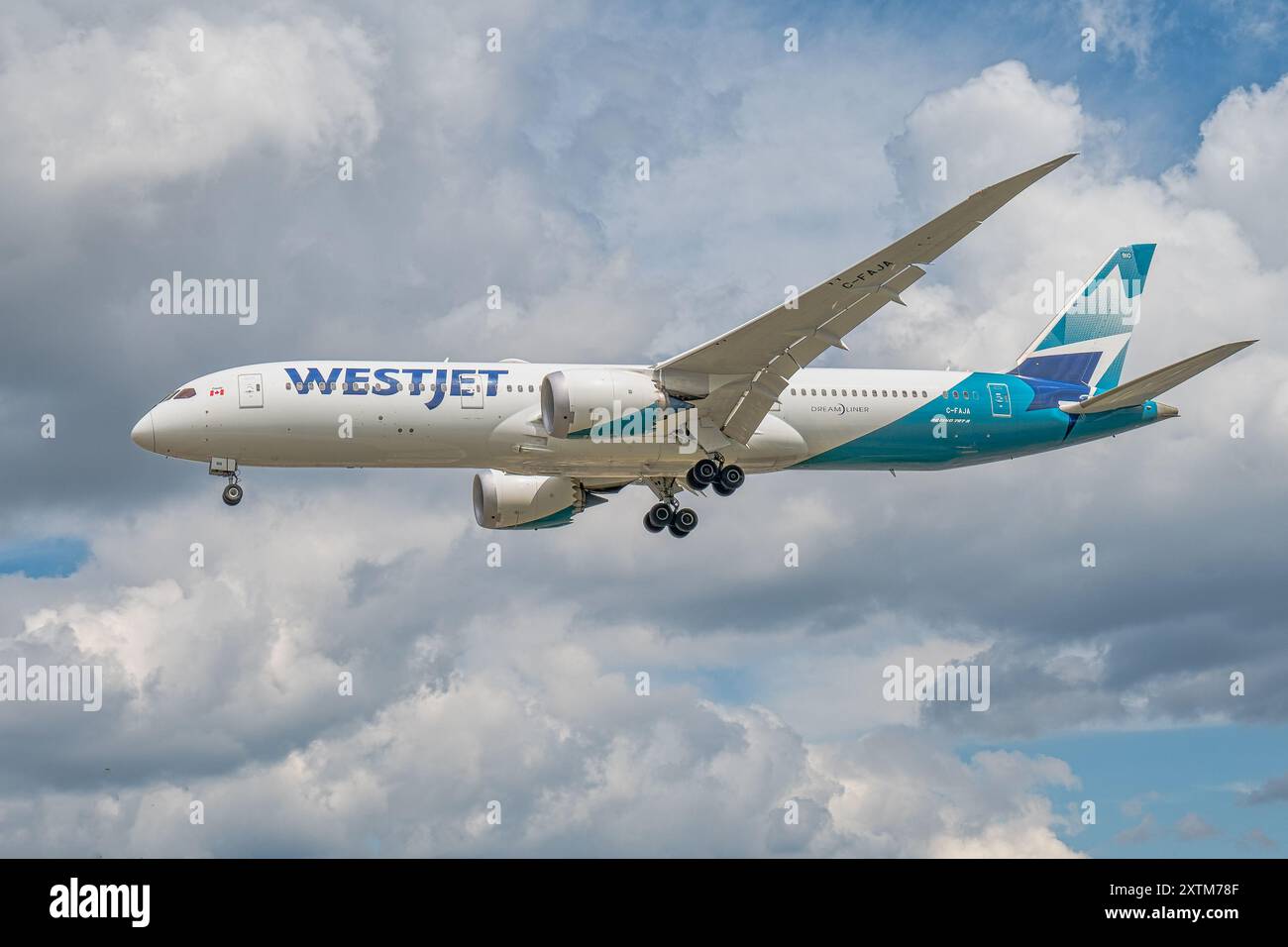 London, UK. July 14th 2024: Westjet Boeing 787 Dreamliner on approach ...