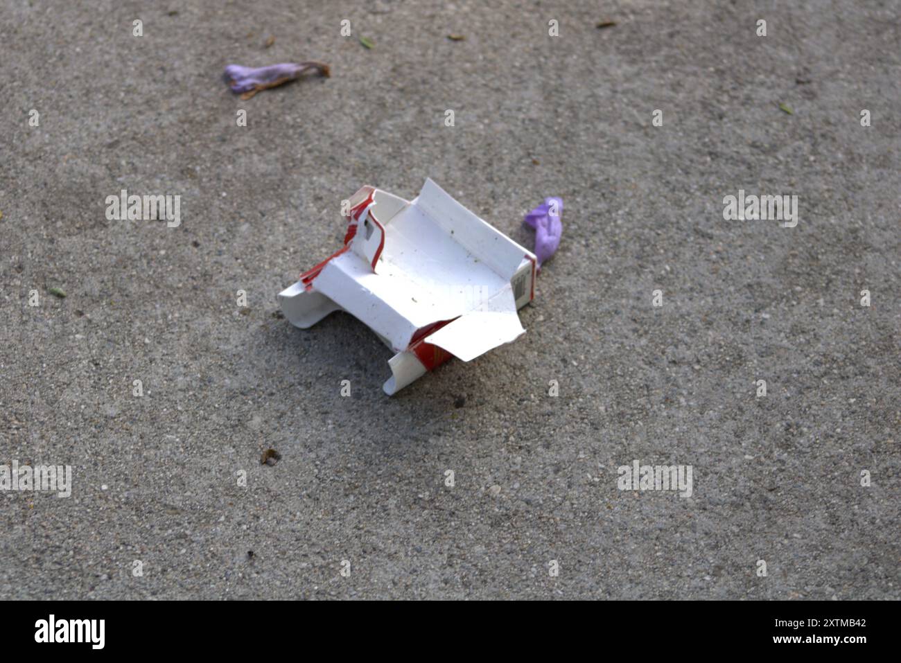 Red cigarette pack hi-res stock photography and images - Alamy