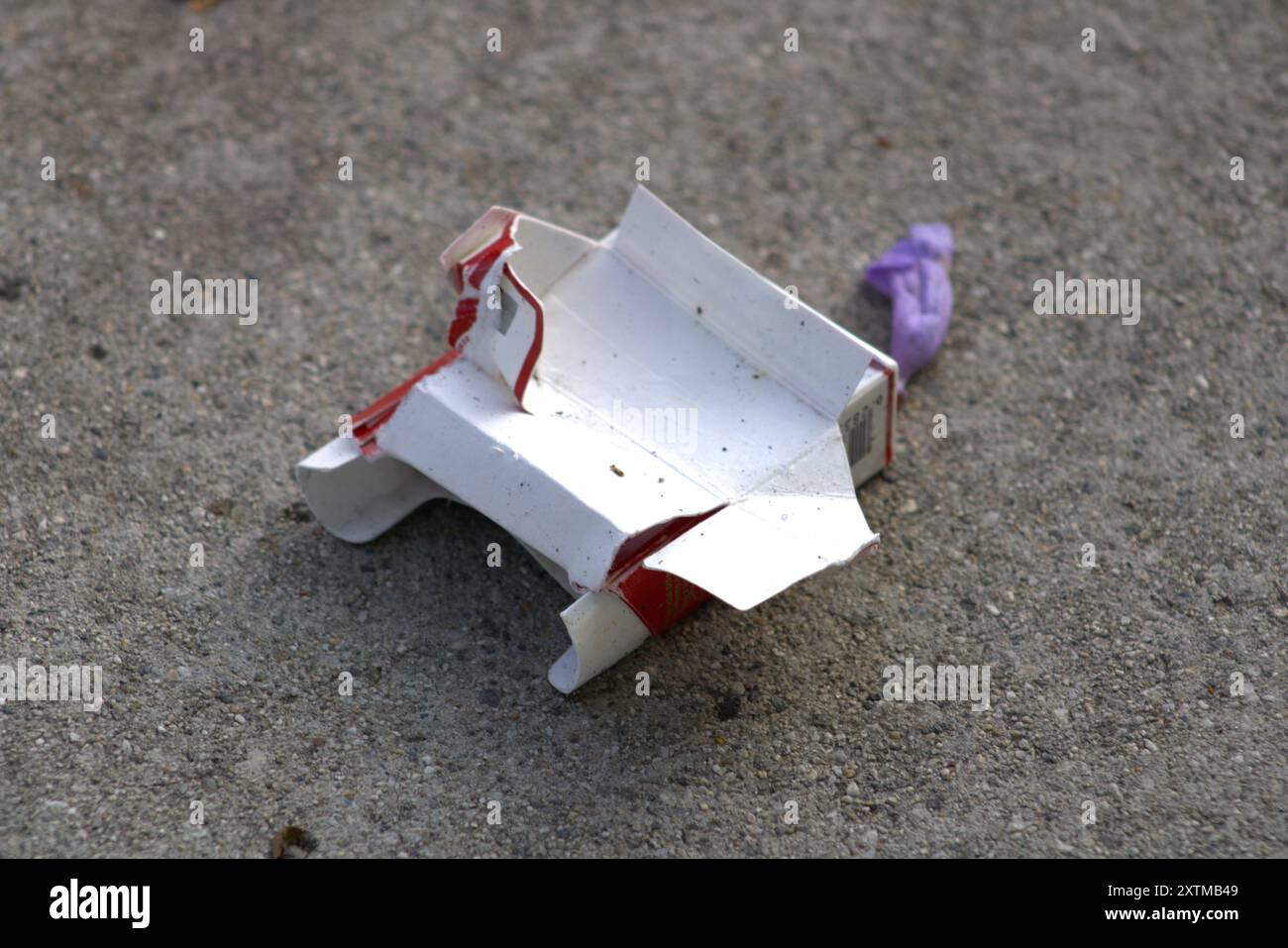 crushed cigarette box on ground Stock Photo - Alamy