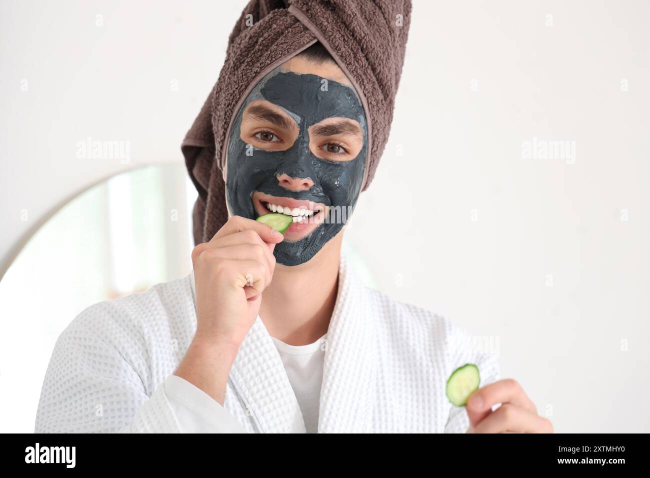 Care home eating mask hi-res stock photography and images - Alamy