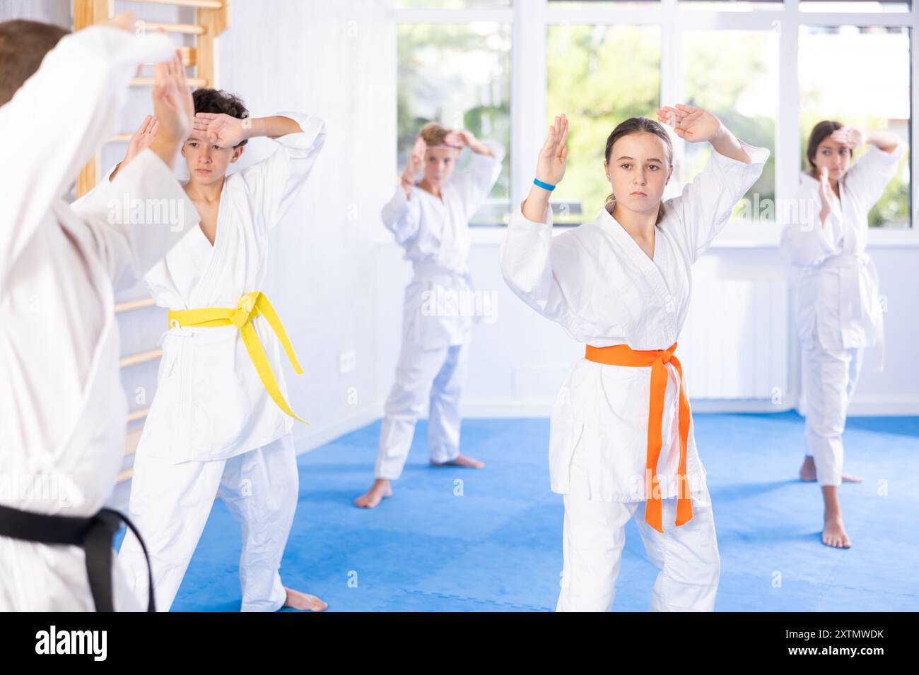 Teen boy karate class hi-res stock photography and images - Alamy