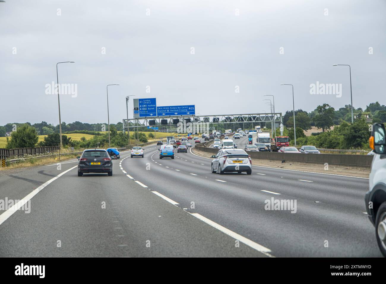 M25 road signs hi-res stock photography and images - Alamy