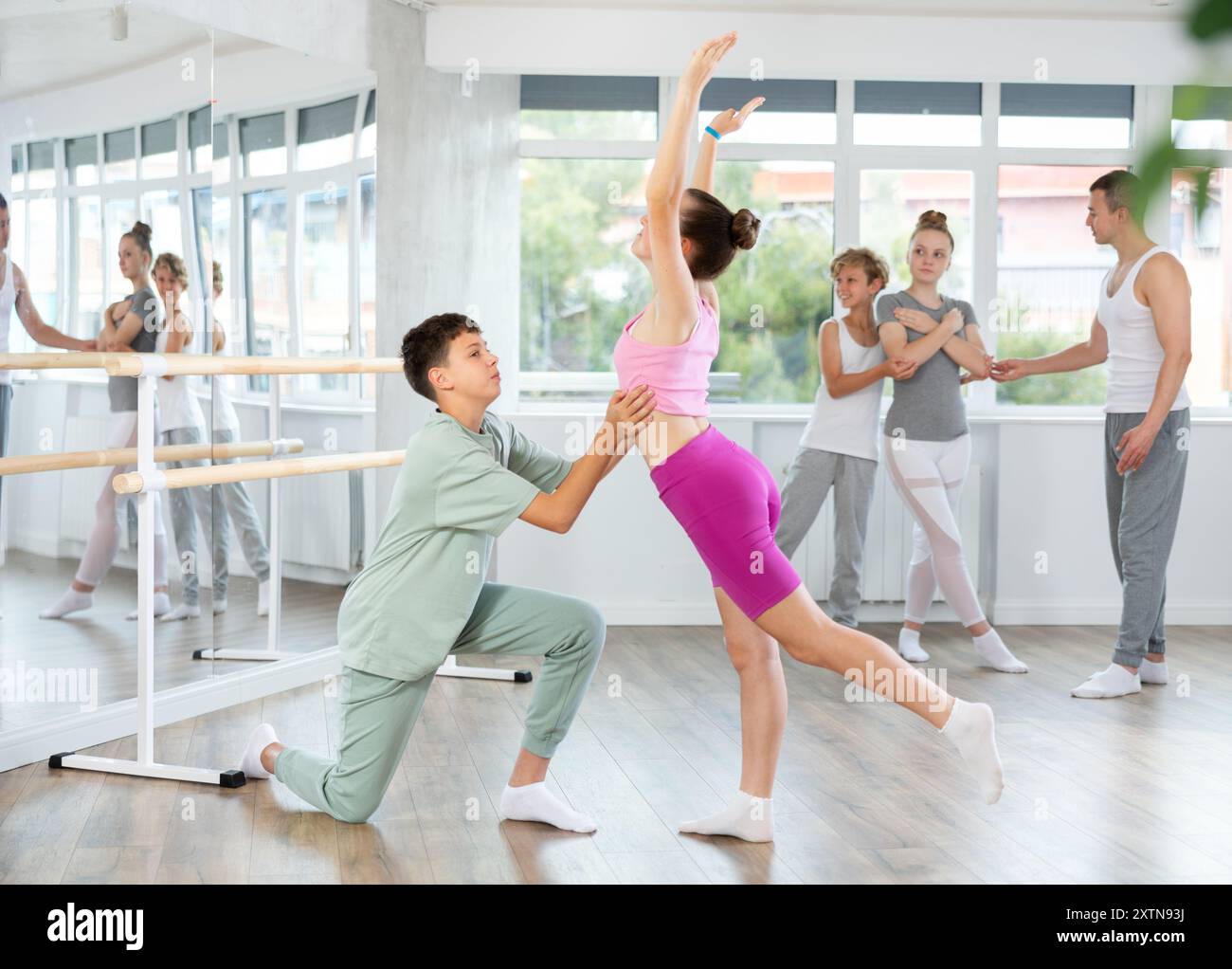 Students practicing ballet studio hi-res stock photography and images ...
