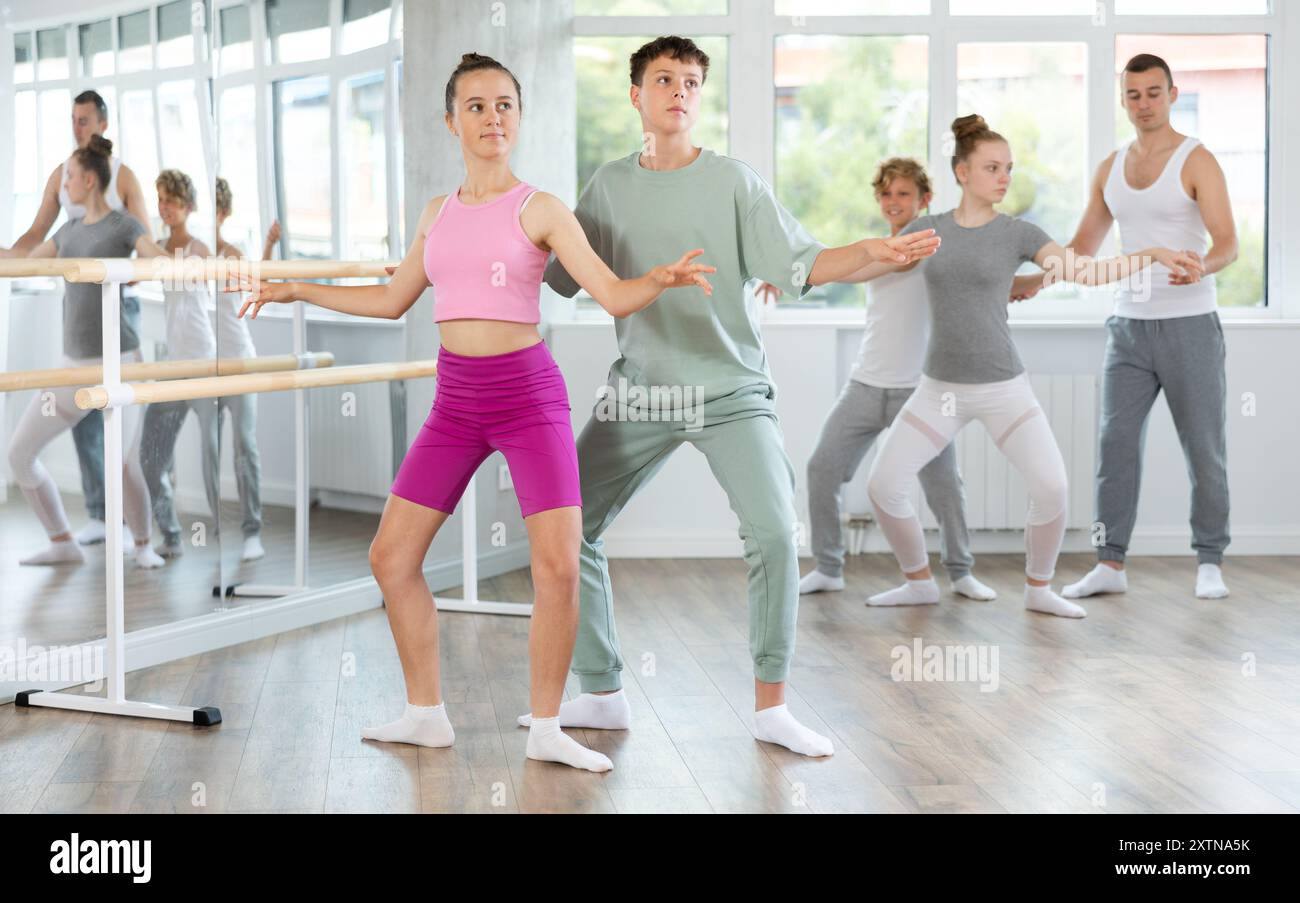 Students practicing ballet studio hi-res stock photography and images ...