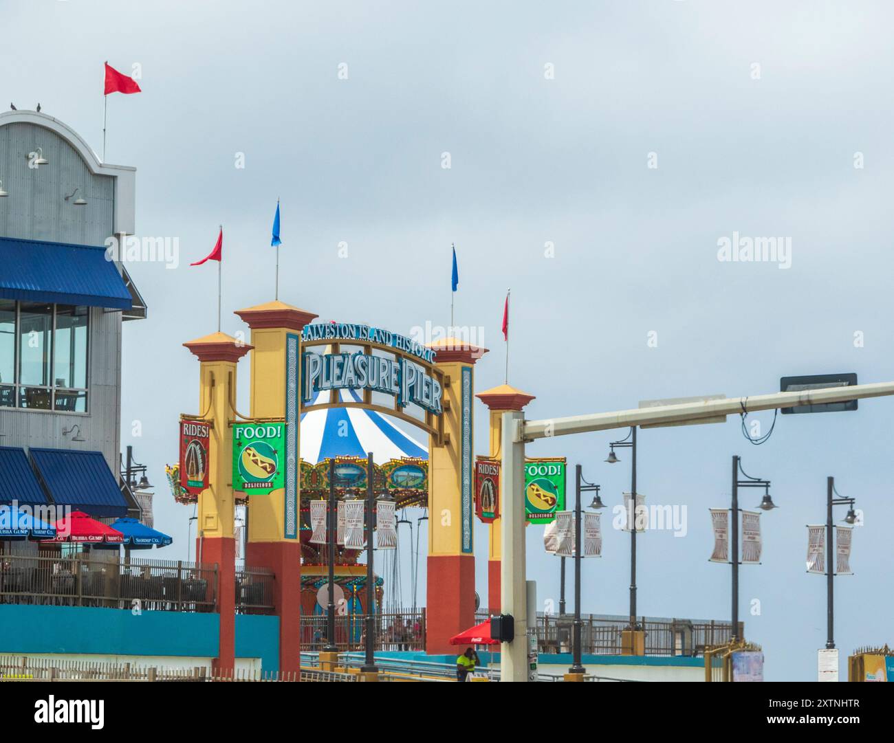 Galveston Pleasure Pier on Galveston Seawall Drive Stock Photo - Alamy