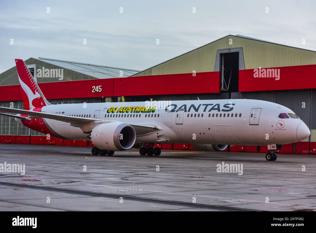 Qantas Boeing 787 Dreamliner carrying Australian Olympic Team home from Paris arrives in Sydney ...