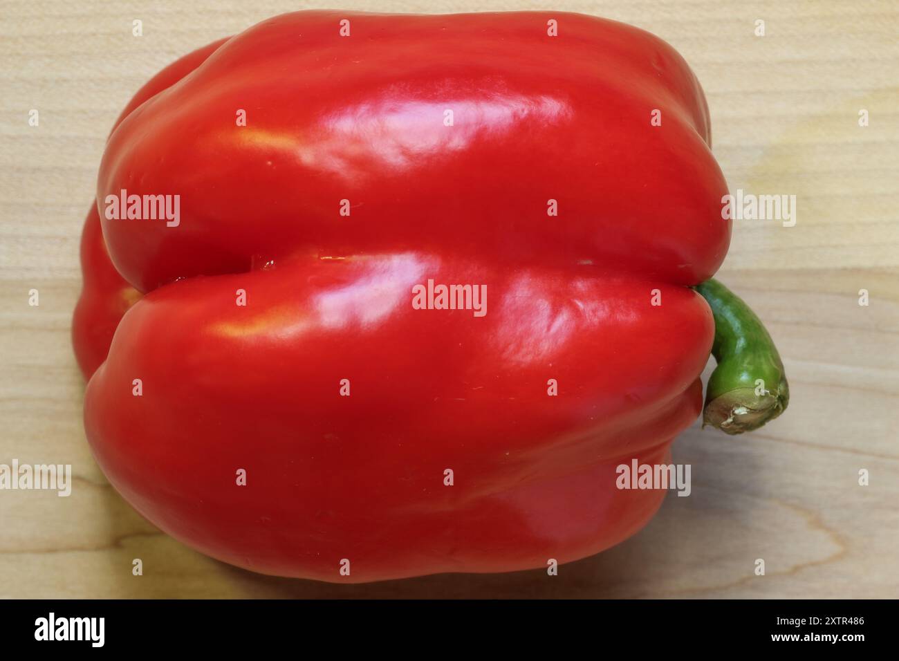 Cutting red pepper into slices hi-res stock photography and images - Alamy