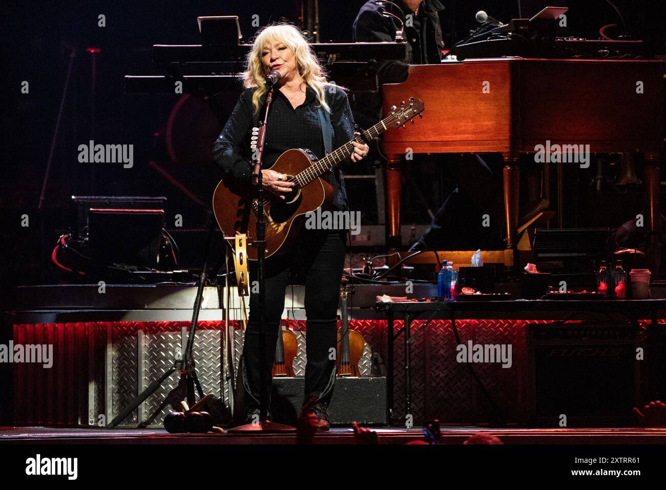 Soozie Tyrell of Bruce Springsteen and the E Street Band perform on ...