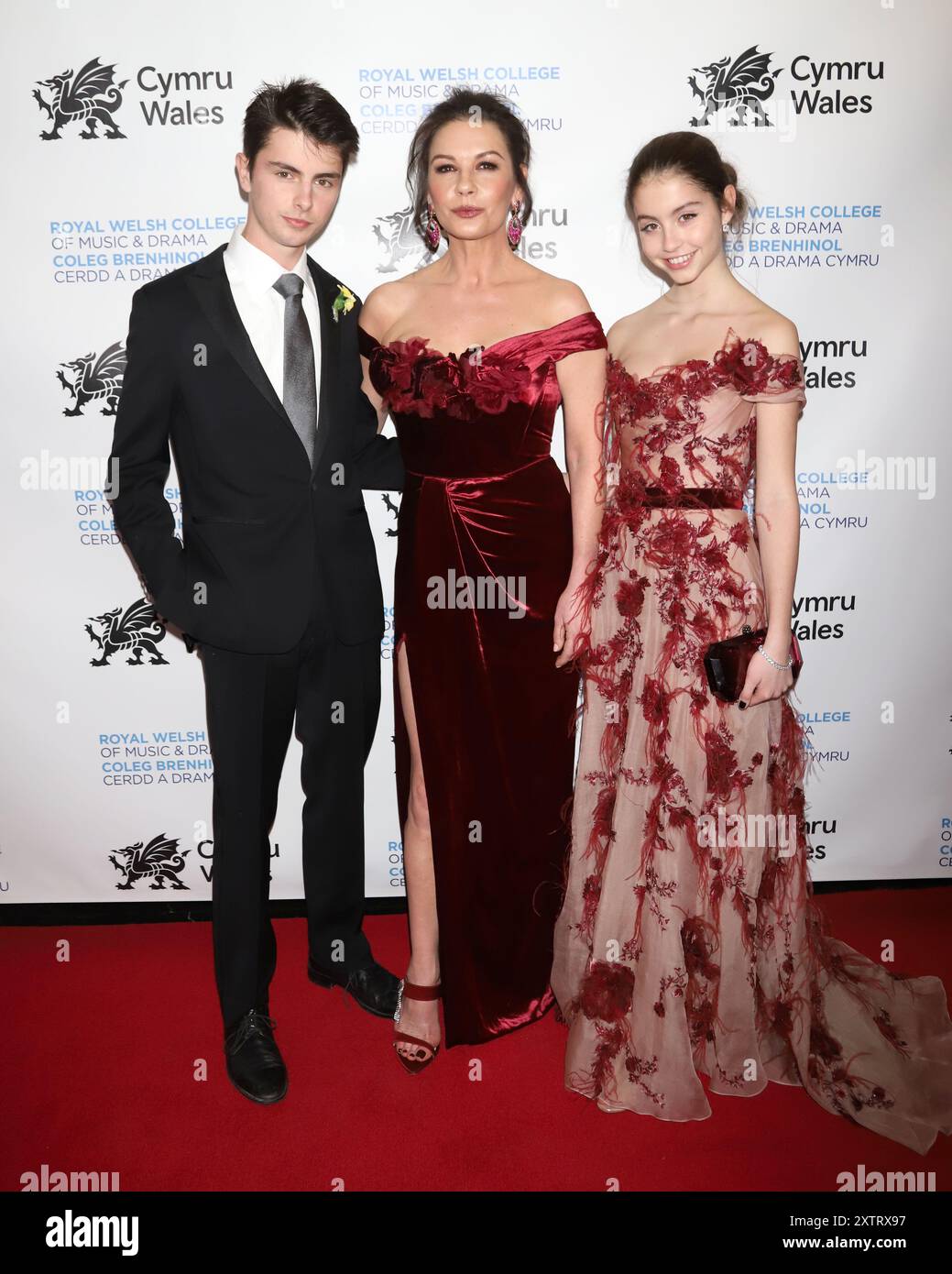 Dylan Michael Douglas, Catherine Zeta Jones and Carys Zeta Douglas ...