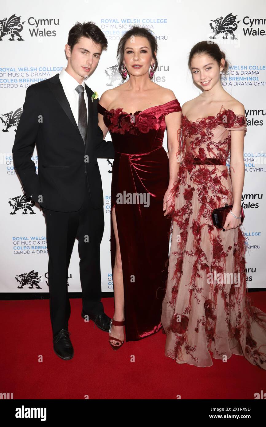 Dylan Michael Douglas, Catherine Zeta Jones and Carys Zeta Douglas ...