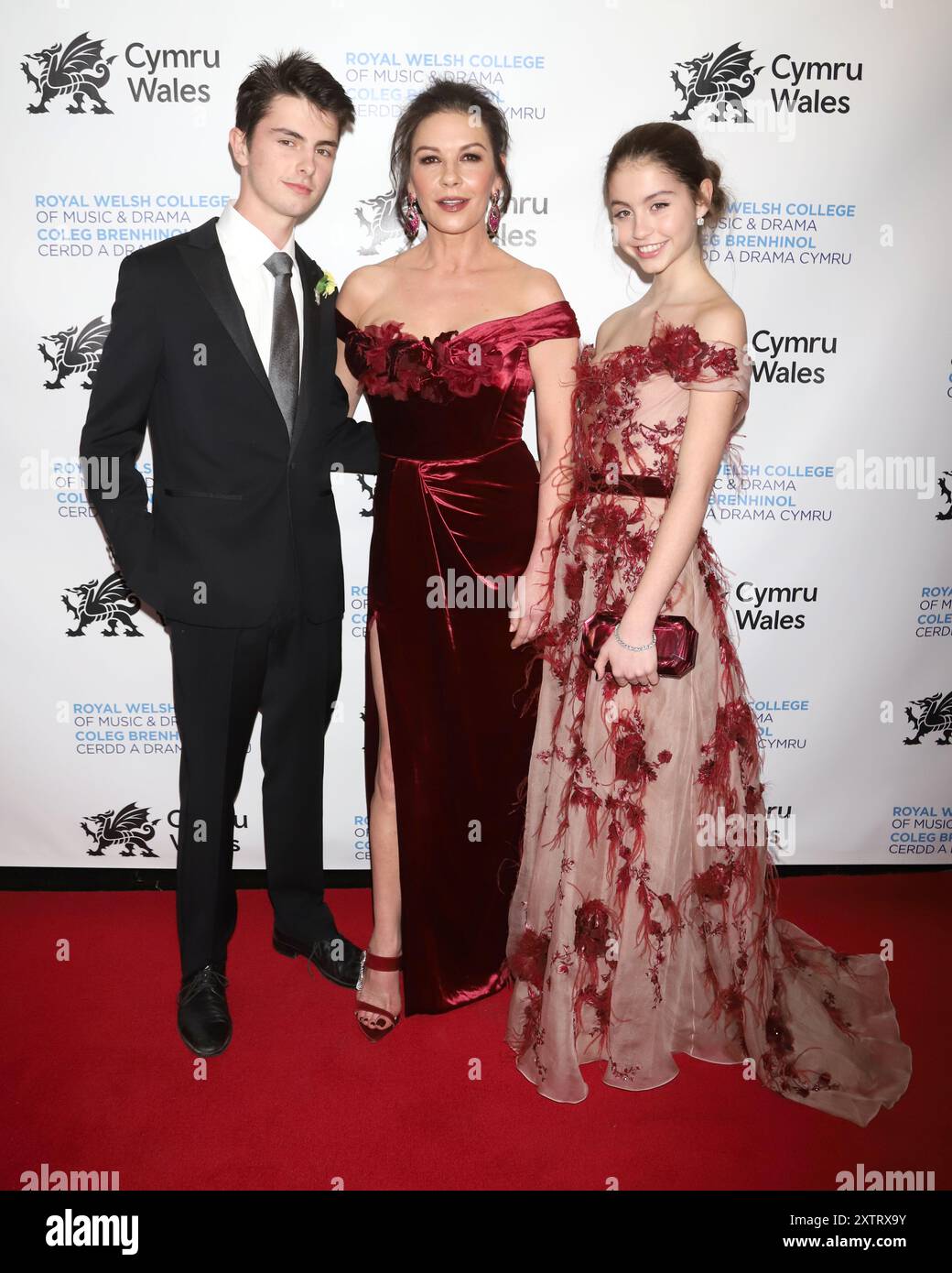 Dylan Michael Douglas, Catherine Zeta Jones and Carys Zeta Douglas ...