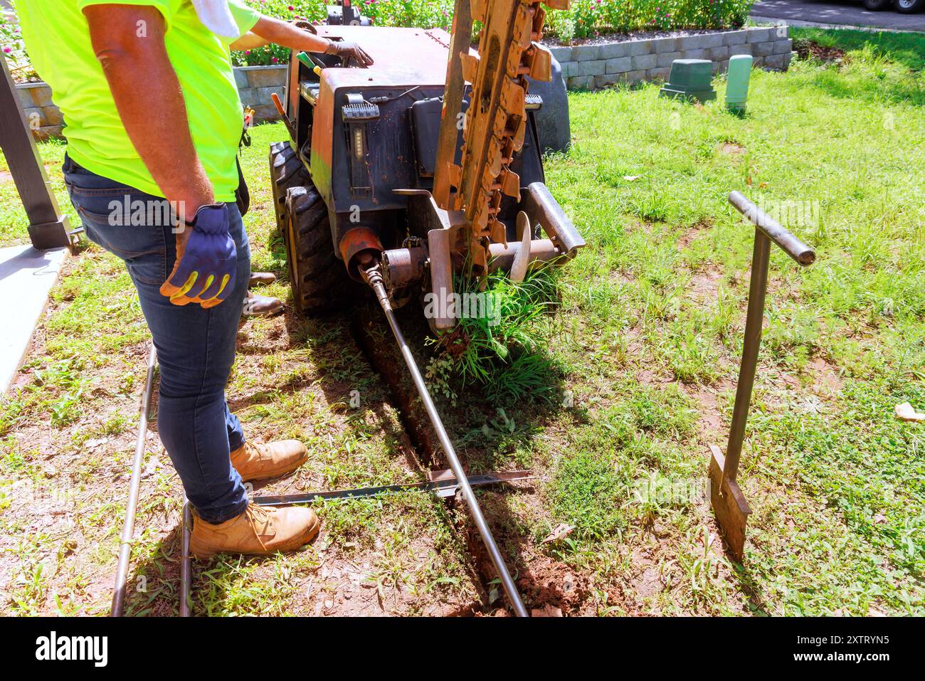 Installing underground communications networks using horizontal ...