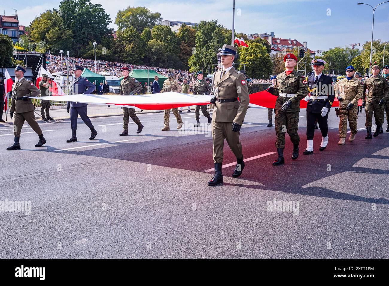 Individual members of the participating brigades carry the Polish flag ...