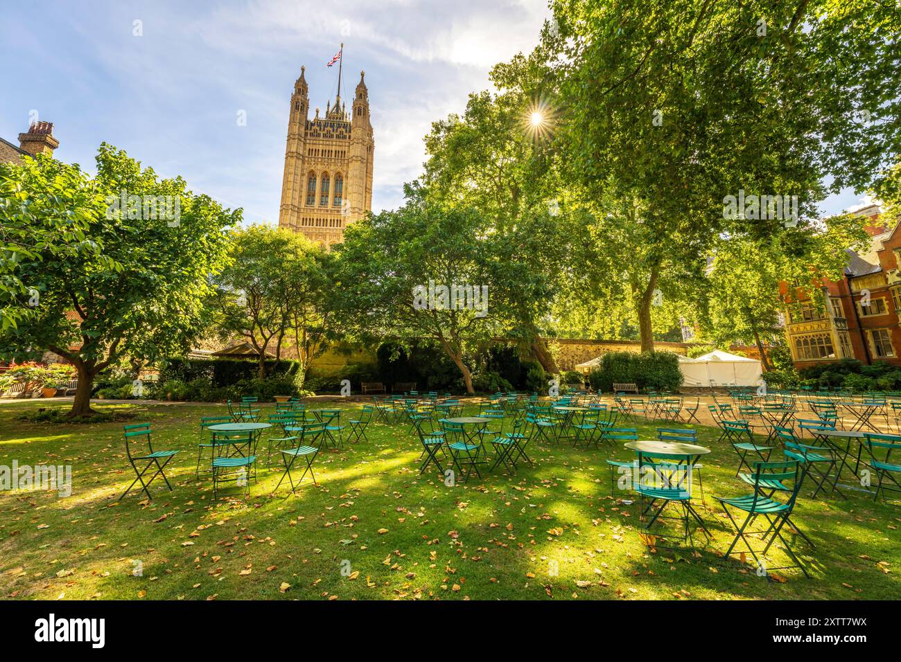 Courtyard garden hi-res stock photography and images - Alamy