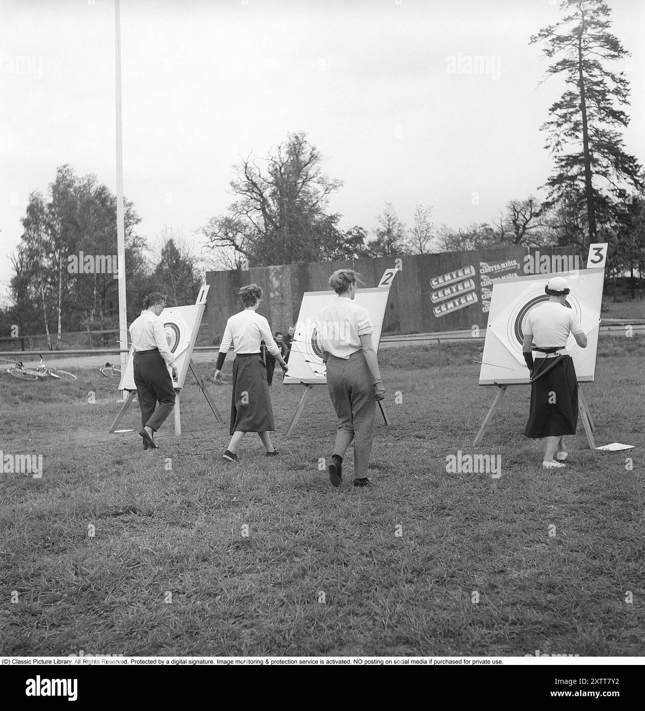 Target archery walking hi-res stock photography and images - Alamy