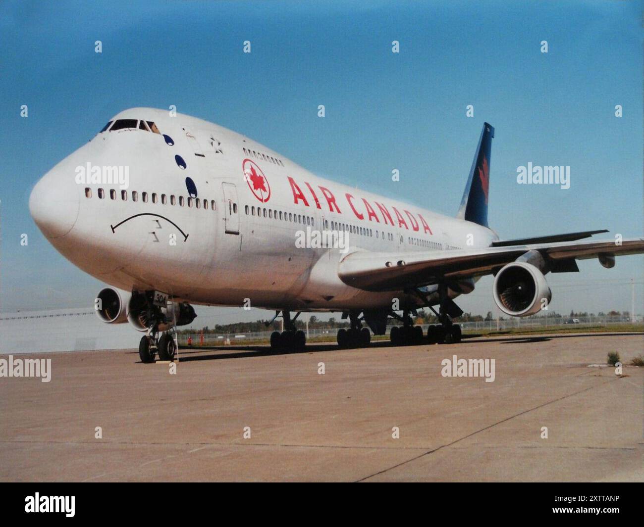 Vintage color postcard of an Air Canada Boeing 747 C-FTOD jet airliner ...