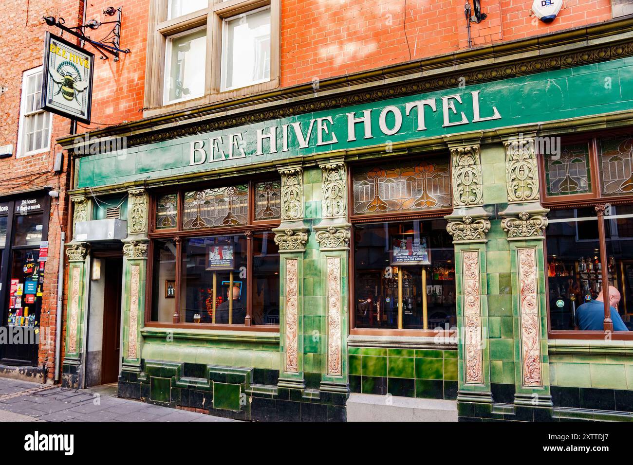 Beehive sign signage pub sign hi-res stock photography and images - Alamy