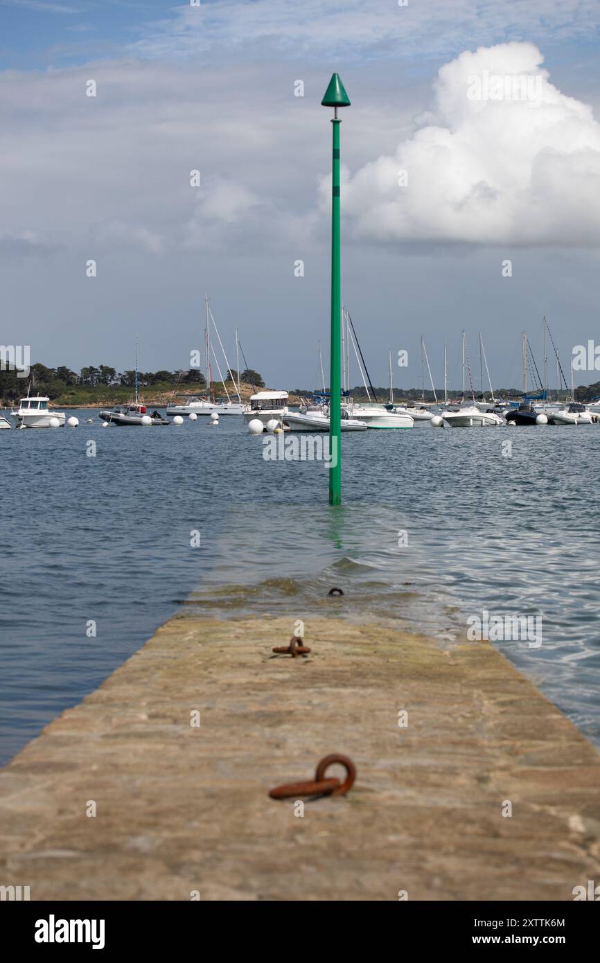 Old metal mooring pole hi-res stock photography and images - Alamy