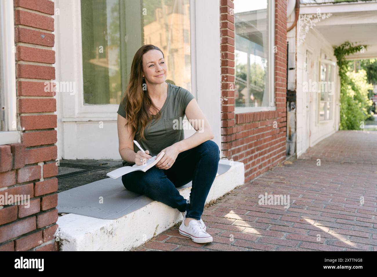 Fitness girl coach working hi-res stock photography and images - Alamy