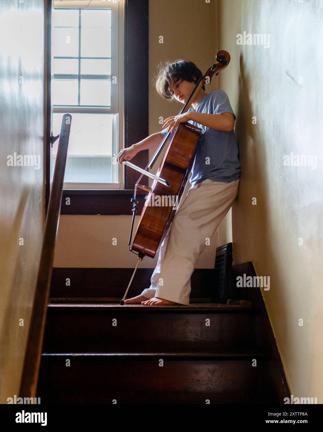 Boy barefoot tween hi-res stock photography and images - Alamy