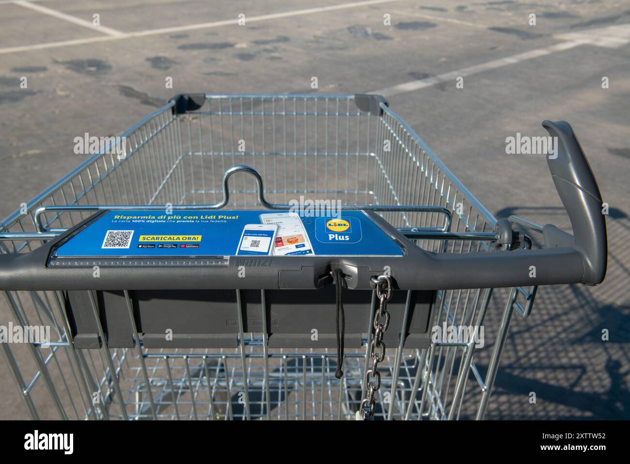 shopping cart lidl, the offers a wide selection of products, from food ...