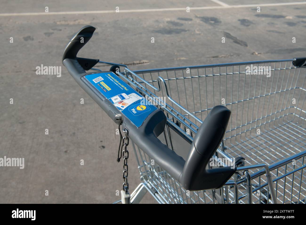 shopping cart lidl, the offers a wide selection of products, from food ...