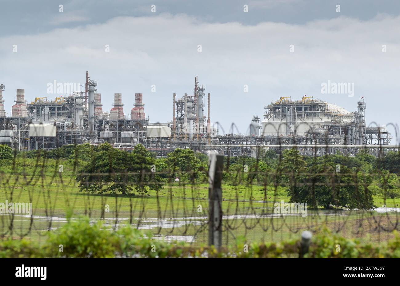 PAPUA NEW GUINEA, capital city Port Moresby, Caution bay, Papua LNG ...