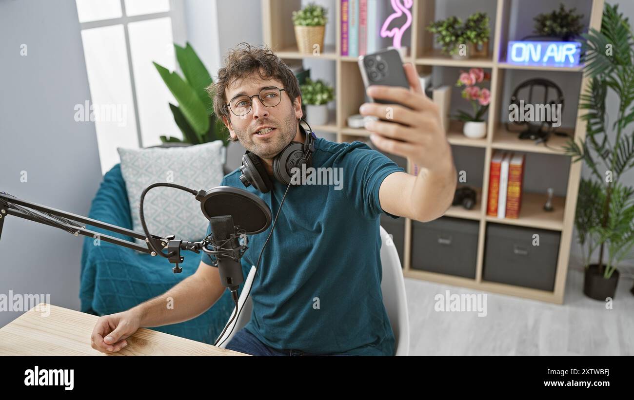 Youtuber workspace hi-res stock photography and images - Alamy