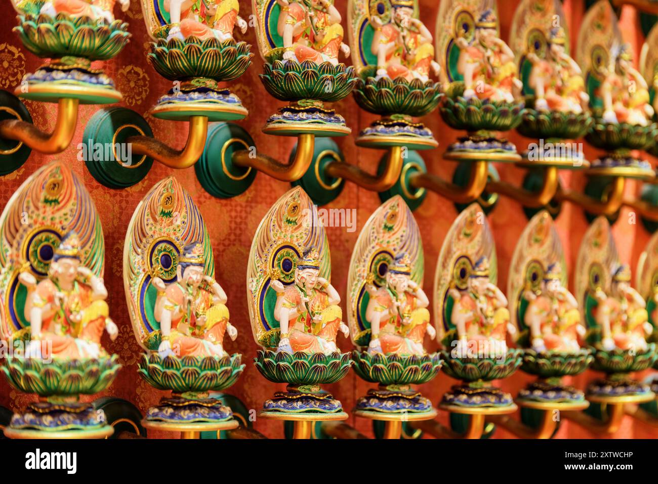 Wall with Buddha statues inside the Buddha Tooth Relic Temple Stock ...