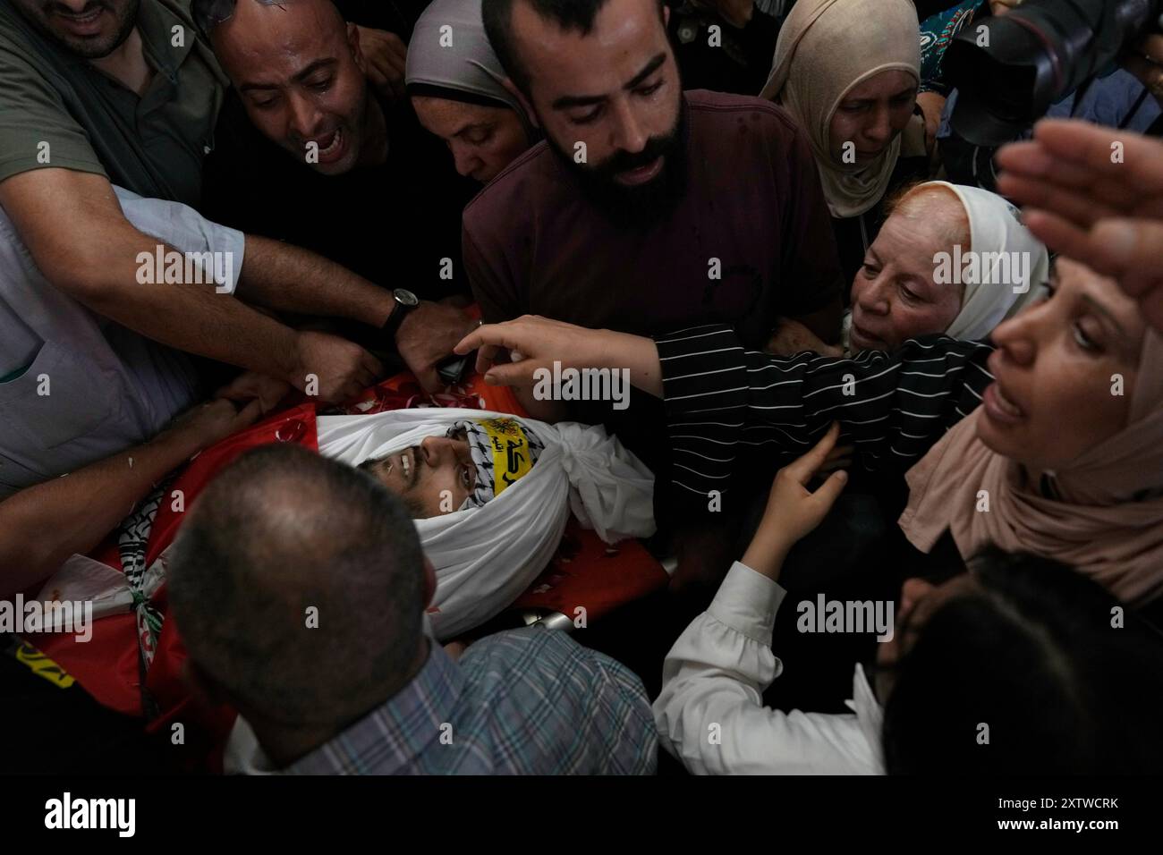 Mourners take the last look at the body of Palestinian Rasheed Mahmoud ...