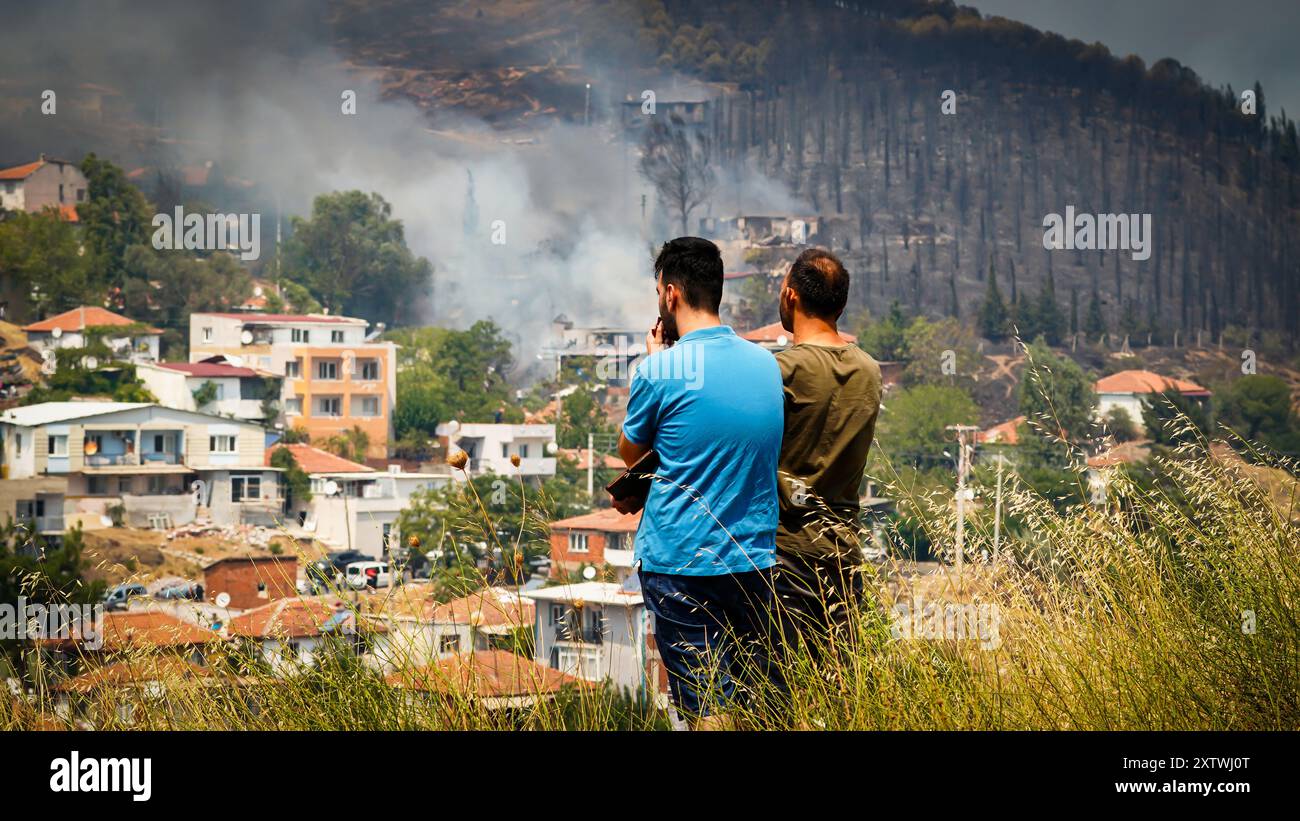 Izmir, Turkey. 16th Aug, 2024. Efforts to extinguish a wildfire that ...