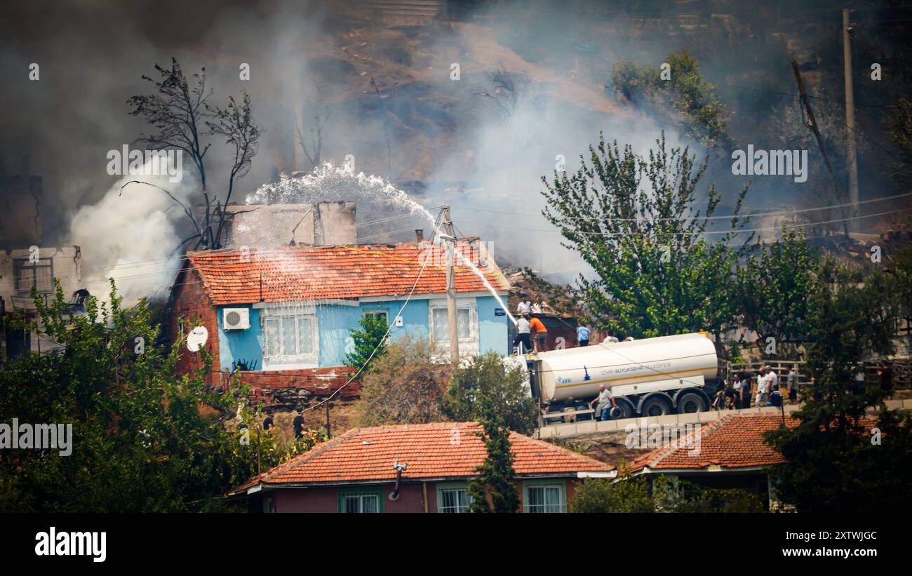 Izmir, Turkey. 16th Aug, 2024. Efforts to extinguish a wildfire that ...