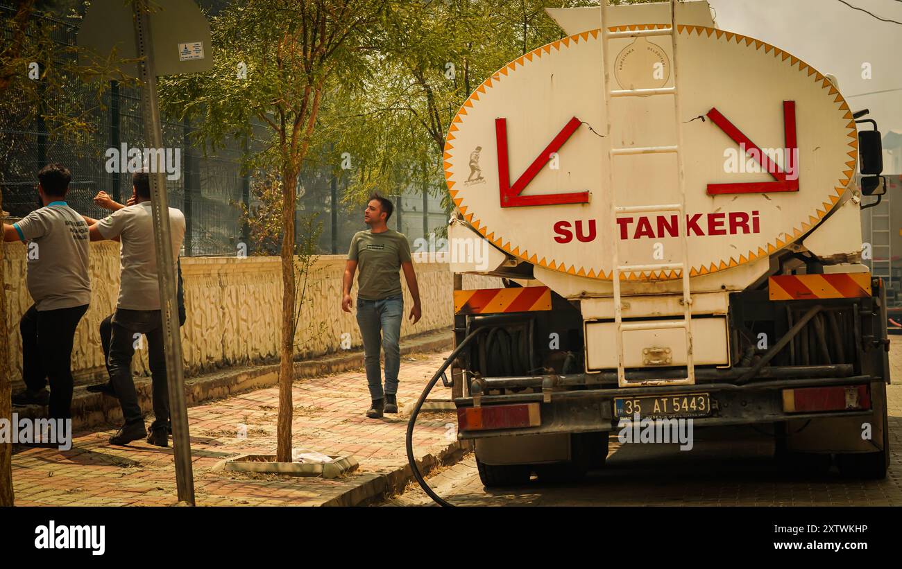 Izmir, Turkey. 16th Aug, 2024. Efforts to extinguish a wildfire that ...