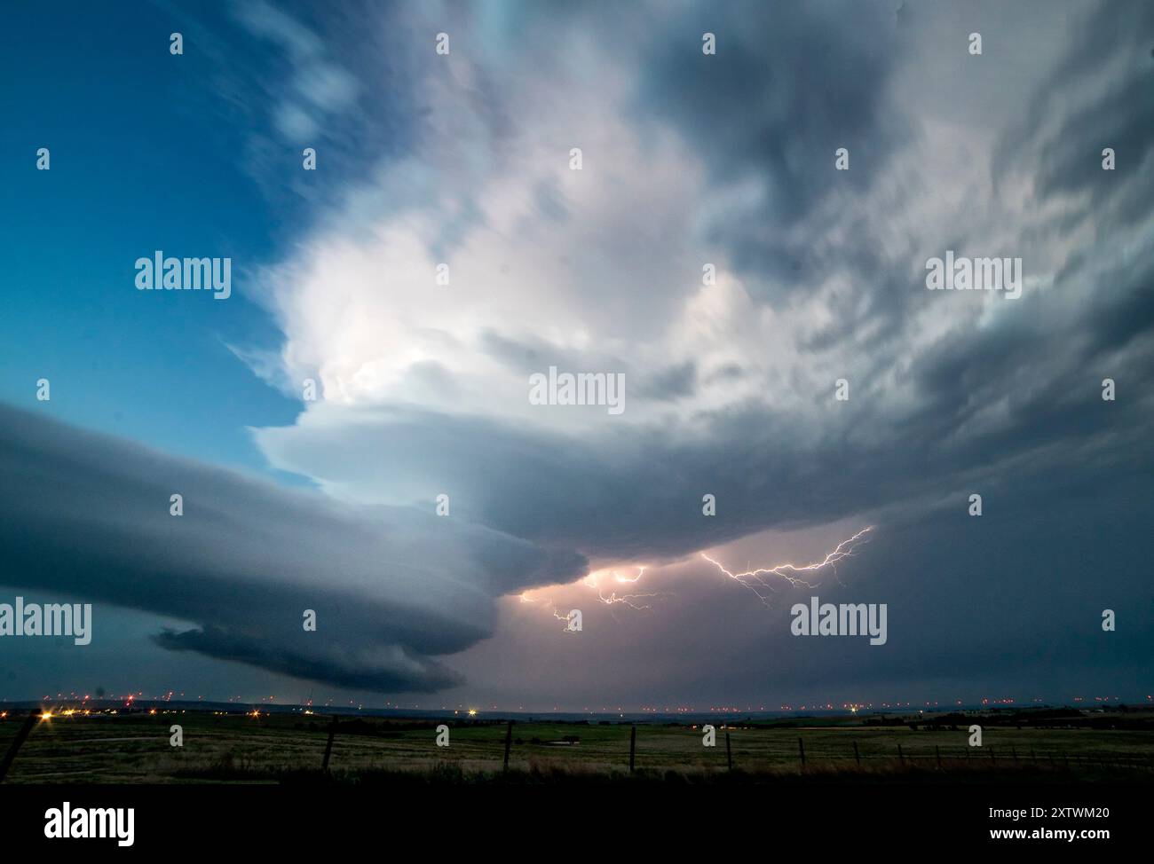 Dark clouds lightning bolts nature hi-res stock photography and images ...
