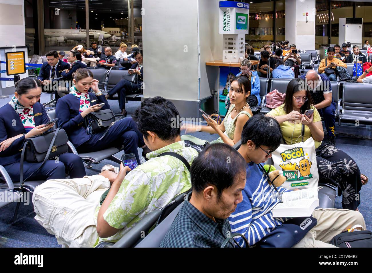 Passengers and flight crew in departure lounge, Ninoy Aquino ...
