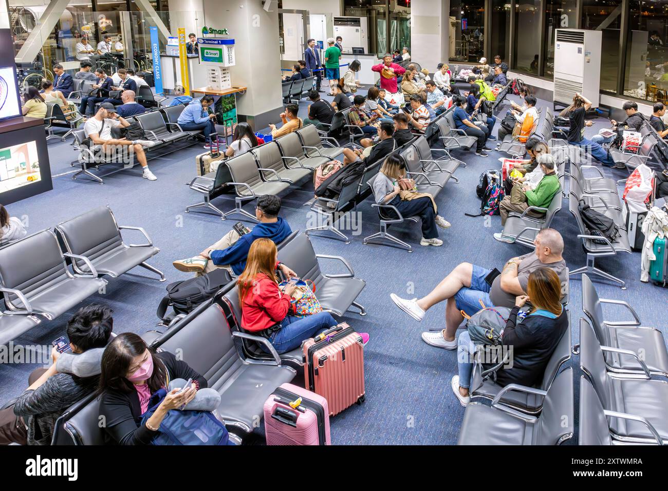 Passengers and flight crew in departure lounge, Ninoy Aquino ...