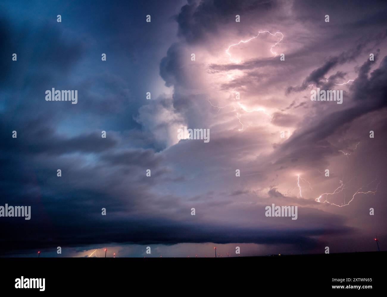 Cumulonimbus clouds lightning dramatic hi-res stock photography and ...